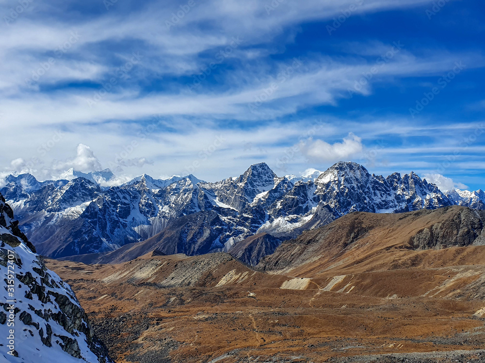 At the top of Cho La pass. Picturesque snow-capped mountain view ...