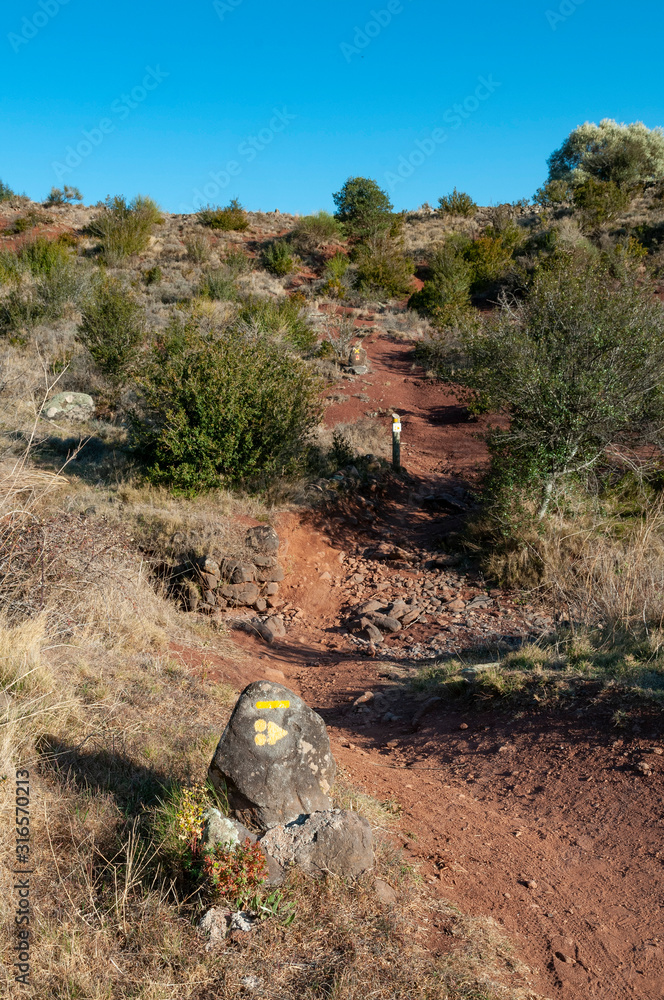 France. occitanie. Hérault. Berges de terres rouges du lac du Salagou ...