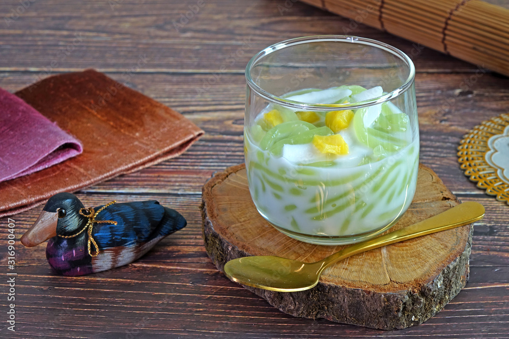 Cendol : Cendol is an iced sweet dessert, contains droplets of green ...