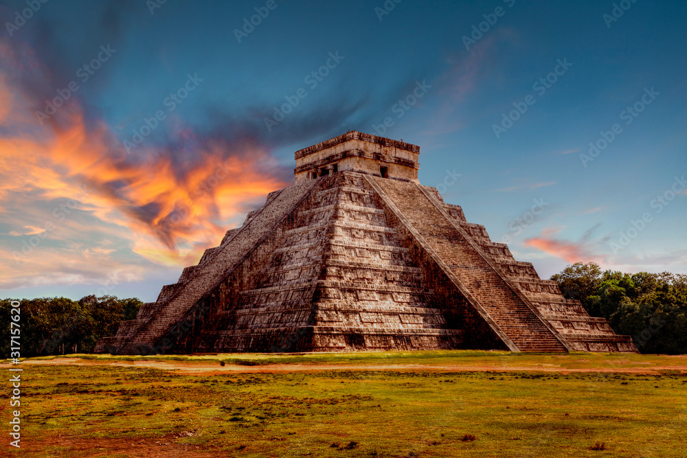 Foto de Stock Sunset Over Kukulcan Pyramid at Chichen Itza, Mexico ...