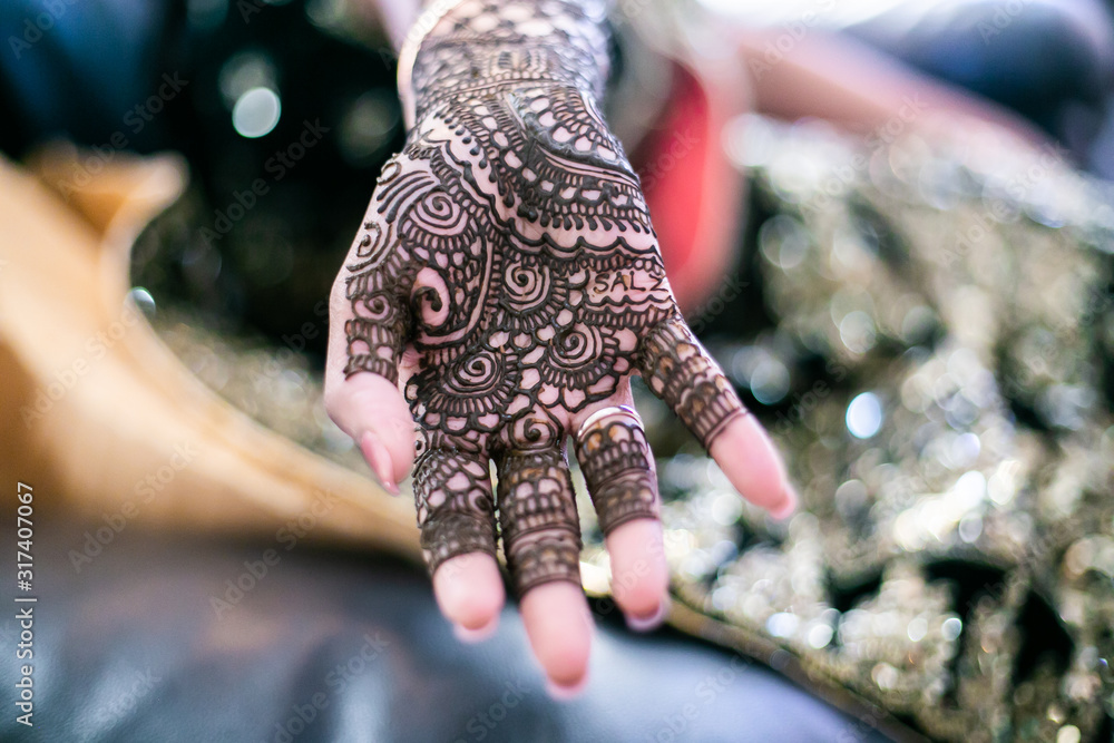 Indian bride's wedding henna mehendi mendi hands close up Stock Photo ...