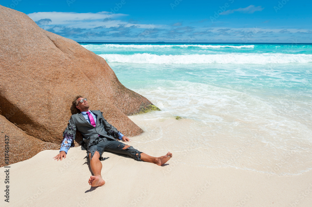 Foto de Stock Survivor castaway businessman washed up on a tropical ...