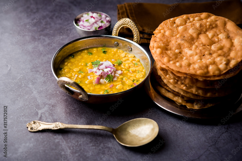 Foto Dal pakwan is an authentic Sindhi breakfast. It is a combination ...