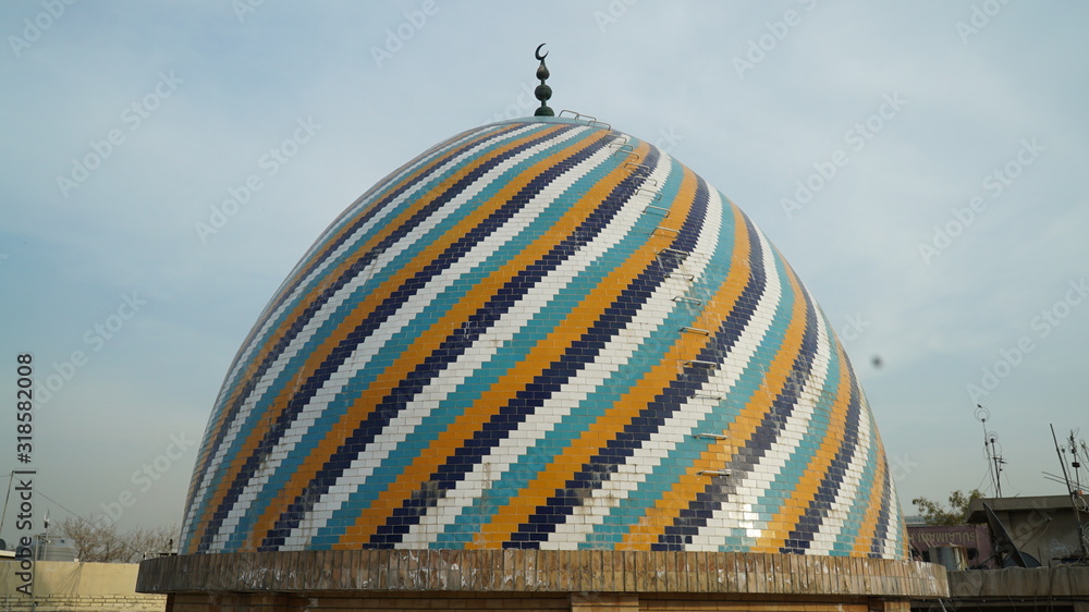 Fotografie A colourful dome of one of the islamic mosques if Erbil ...