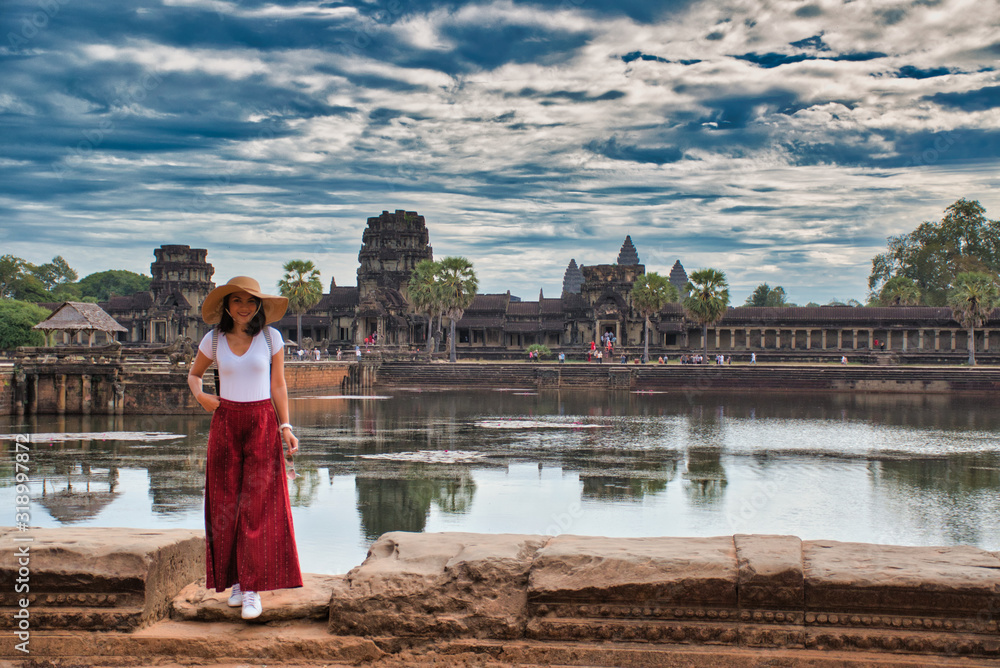 Foto de Stock Beautiful, pretty, young Thai girl is exploring the ...