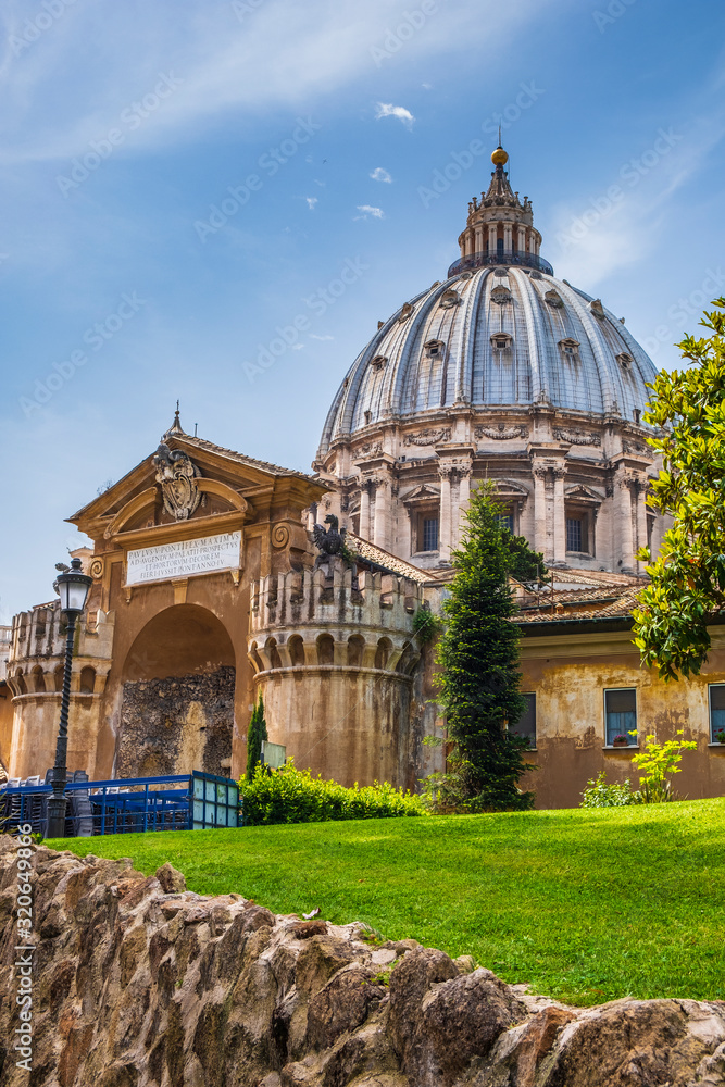 Foto Rome, Vatican, Italy - Panoramic view of St. Peter’s Basilica main ...