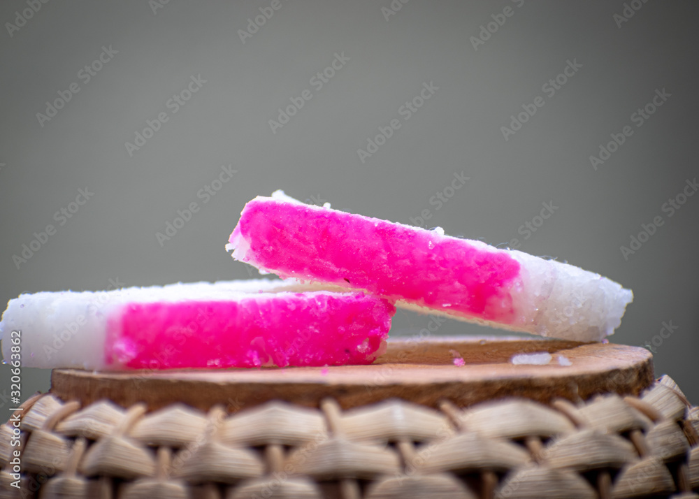 Alfajor, dulce de coco, típico de México sobre base de mimbre Stock ...