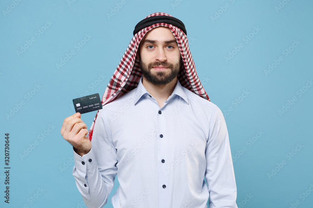 Handsome young bearded arabian muslim man in keffiyeh kafiya ring igal ...