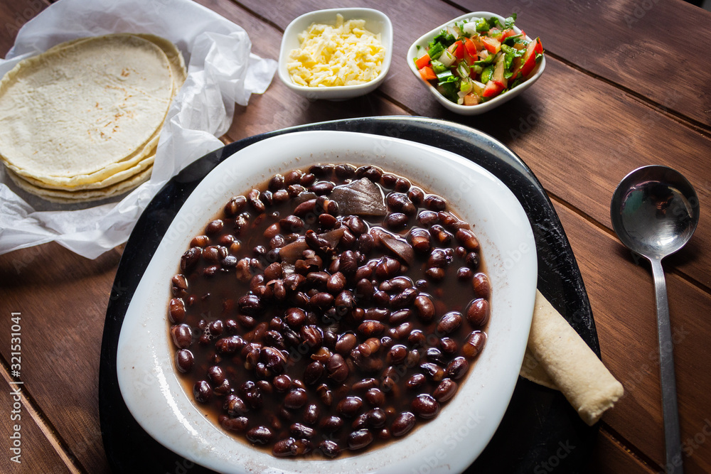 Foto de Stock Plato de frijoles cocidos con tortillas y salsa mexicana ...