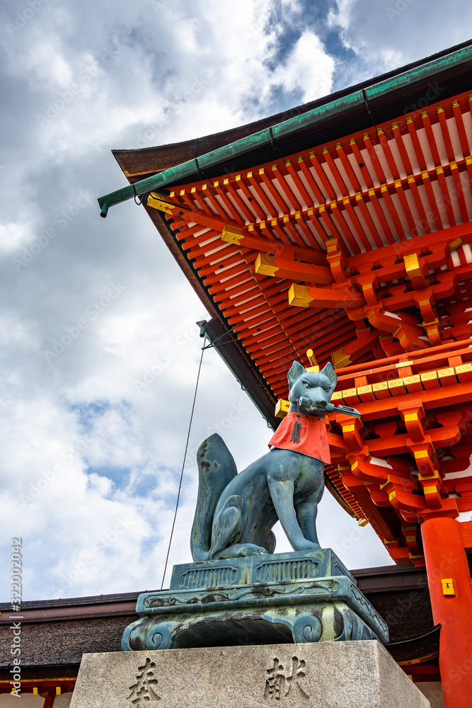 Foto de Stock Fox statue holding a key in its mouth, at the main gate ...