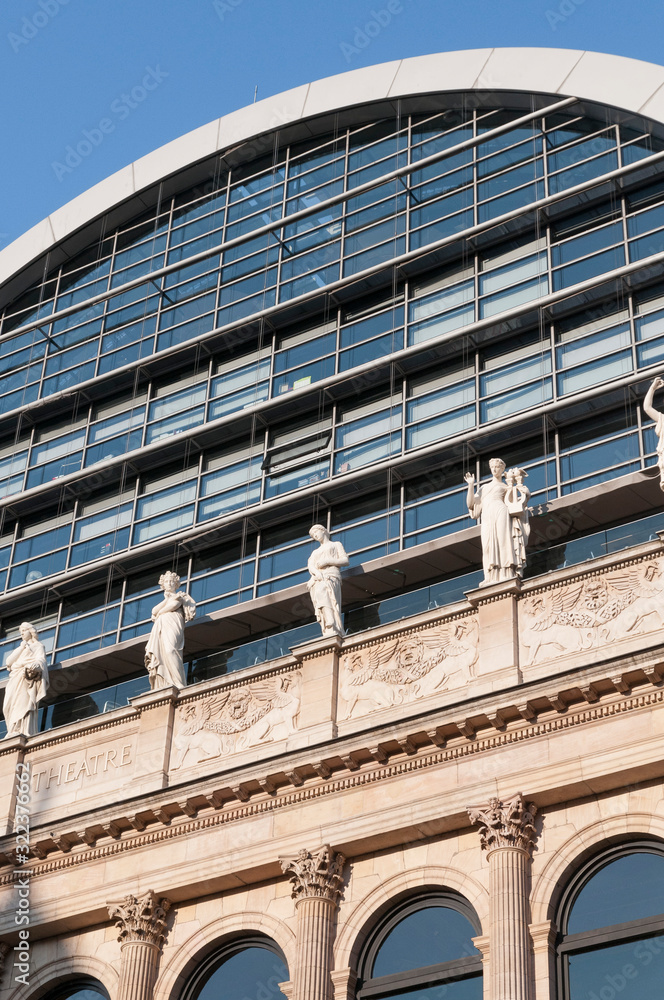 France. Lyon. Façade de l'opéra réalisé par l'architecte Jean Nouvel ...