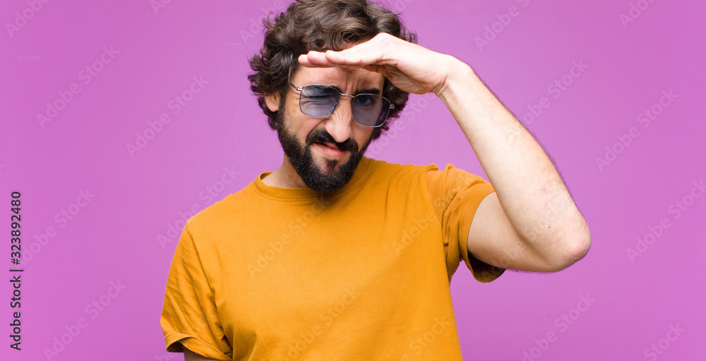 Foto de Stock young crazy cool man looking bewildered and astonished ...