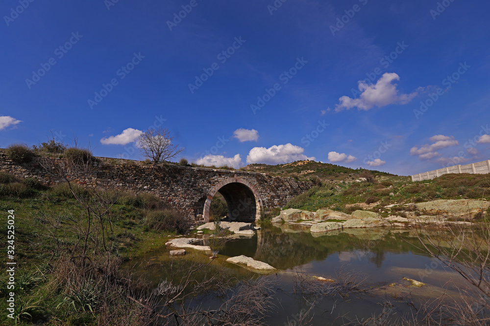 Foto de Stock pers tomb and old stone bridge / Izmir / Turkey | Adobe Stock
