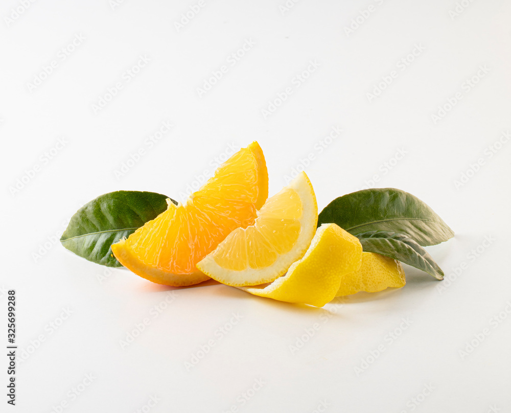 Naranja y limon con hojas sobre fondo blanco. Orange and lemon with ...
