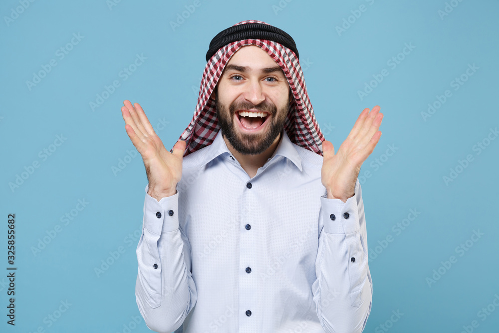 Excited bearded young arabian muslim man in keffiyeh kafiya ring igal ...
