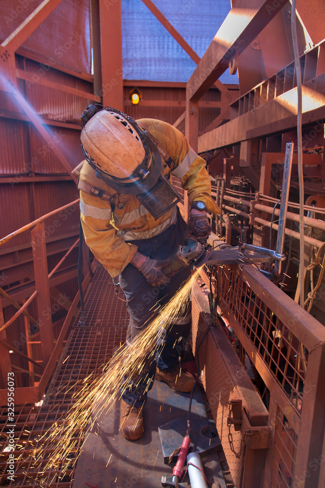 Foto Vertical shoot construction worker fitter wearing personnel safety ...