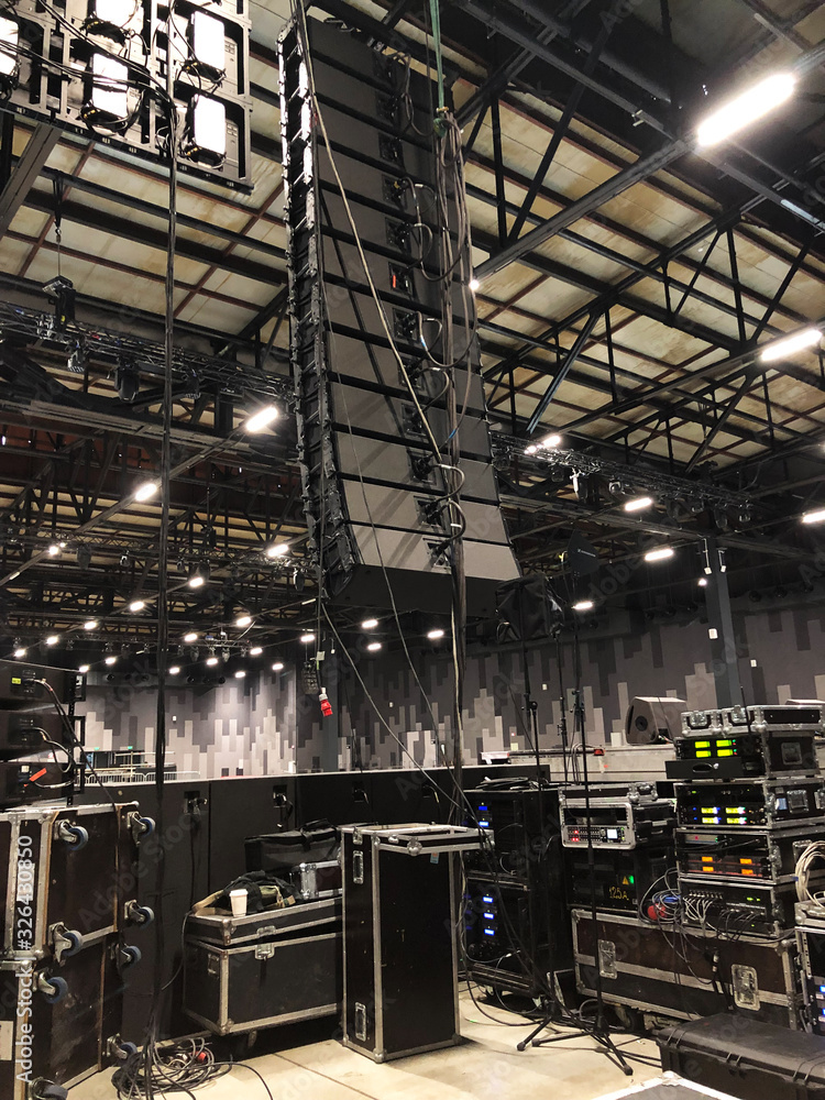 Стоковое фото «Installation of professional sound speakers, line array ...