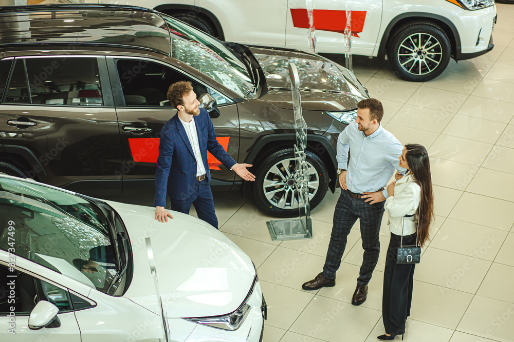 Stock-Foto „lovely caucasian couple came to buy a new car, auto in ...