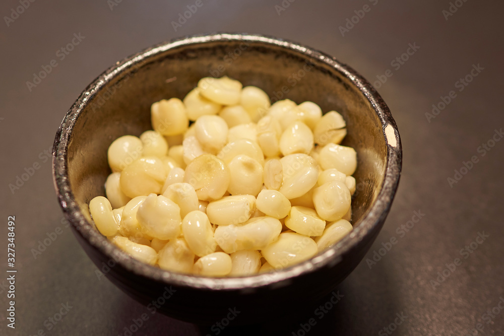 Un primer plano detallado del maíz peruano, que muestra los vibrantes ...