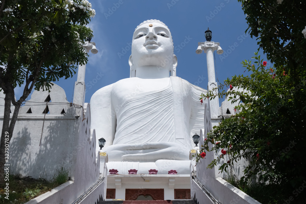 The Bahirawakanda White Buddha Statue is located alongside the Sri Maha ...