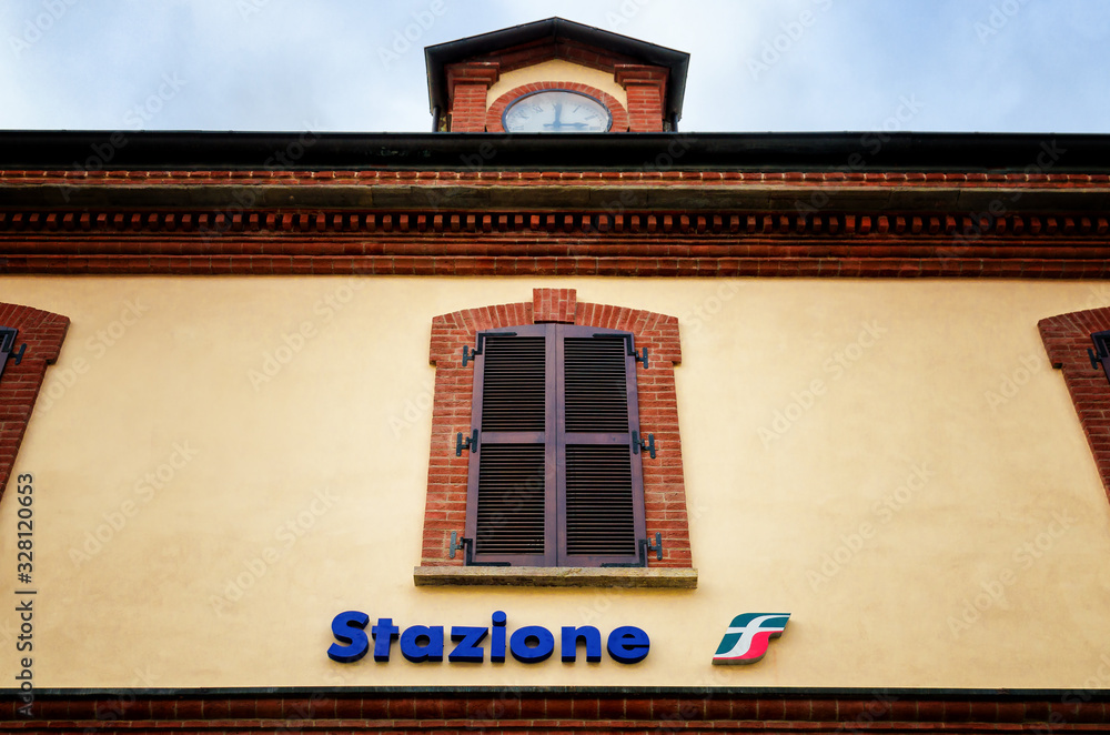 Fotografie Facade of an italian historic train station (stazione) with ...