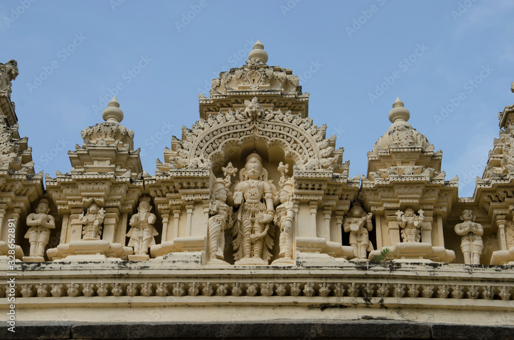 Stock-Foto „Carved idols on the outer wall of the Ranganathaswamy ...
