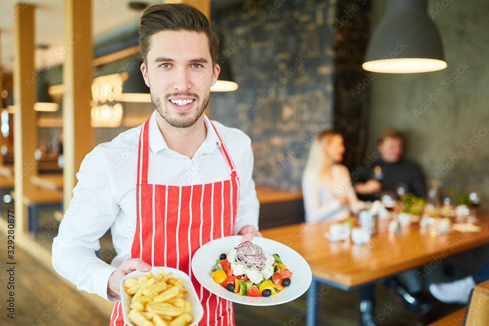 Kellner im Restaurant serviert Vorspeisen Stock Photo | Adobe Stock
