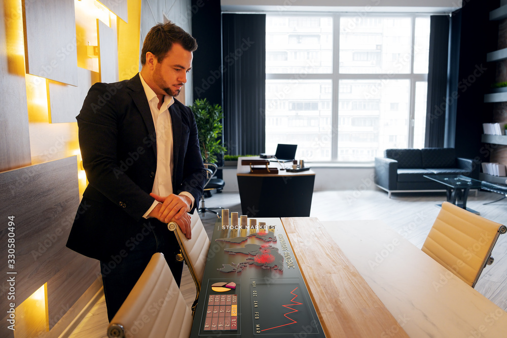 Foto de Stock Businessman looking at map of coronavirus pandemic and ...