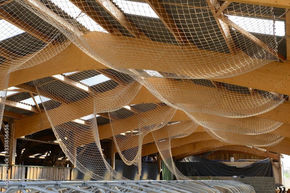 Construction d'un batiment agricole à ossature bois. Filets de ...