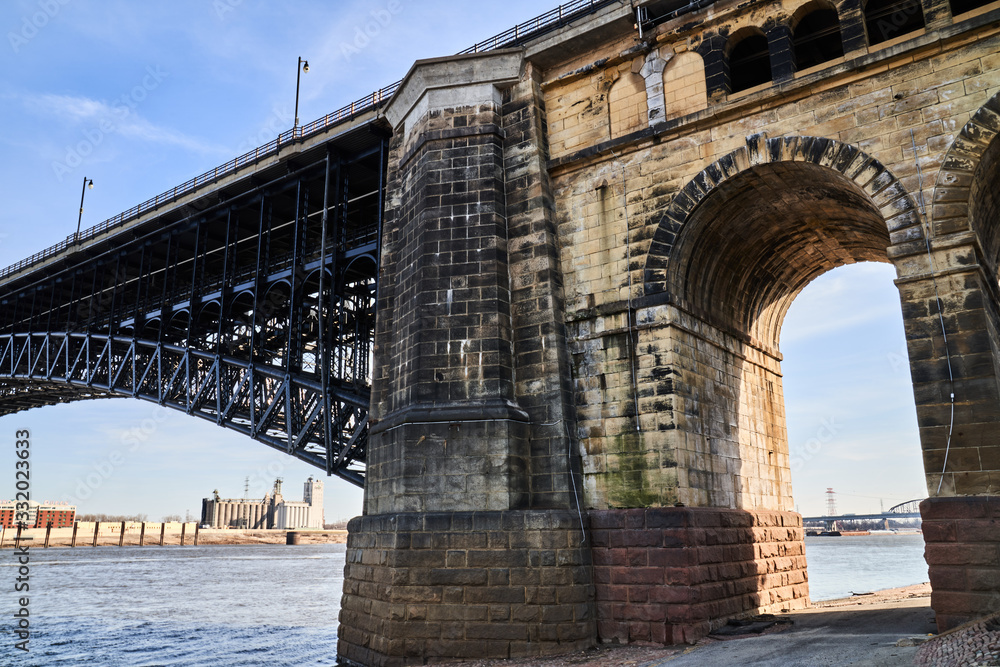 Foto St. Louis Missouri Arch Steel Railroad Bridge and concave brick ...