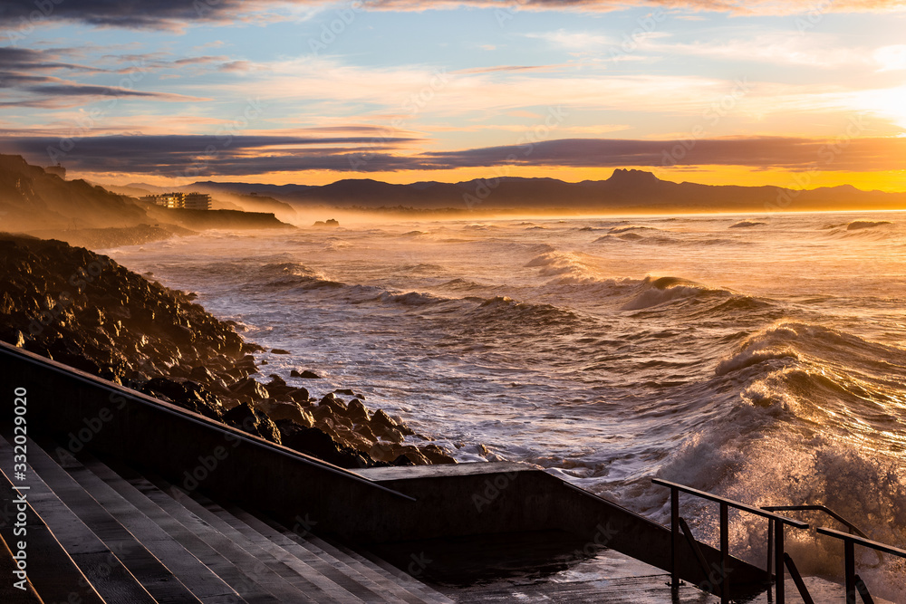 Coucher de soleil sur la Rhune et l'Espagne depuis la plage de la Côte ...