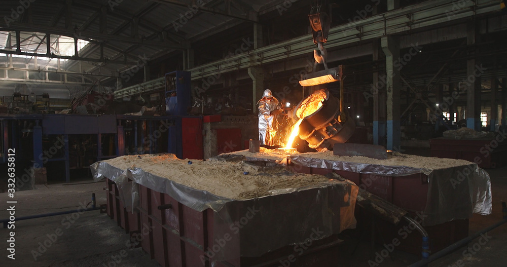 The molten metal is poured into the mold. Melting furnace for cast iron ...