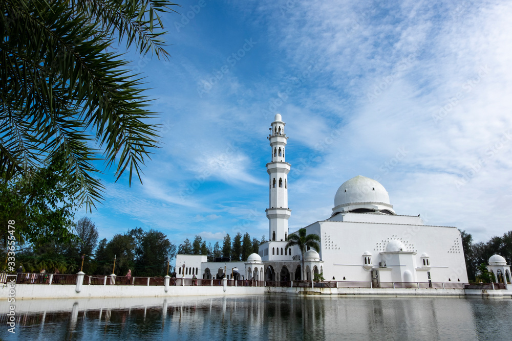 beautiful nature and reflection of Tengku Tengah Zaharah Mosque, most ...