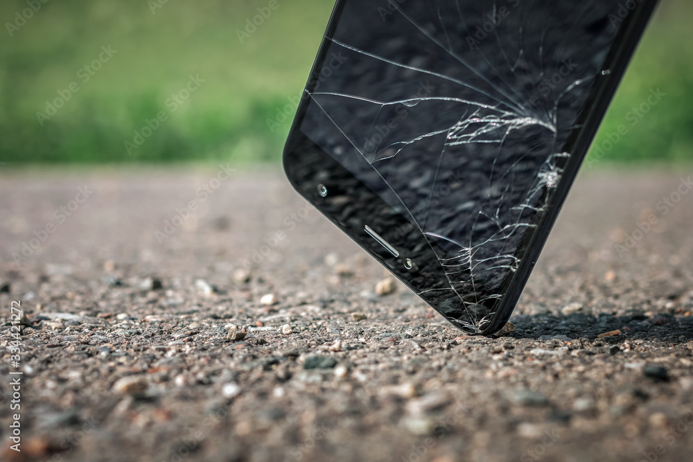 Zdjęcie bez tantiem: Closeup of a modern black smartphone falling on ...