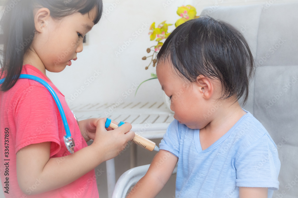 Stock-Foto „Little girl playing a doctor,boy and girl playing doctor ...