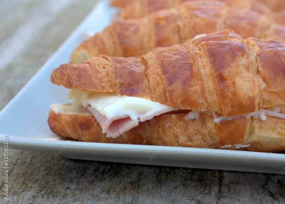 croissant à la béchamel au jambon et fromage Stock Photo | Adobe Stock