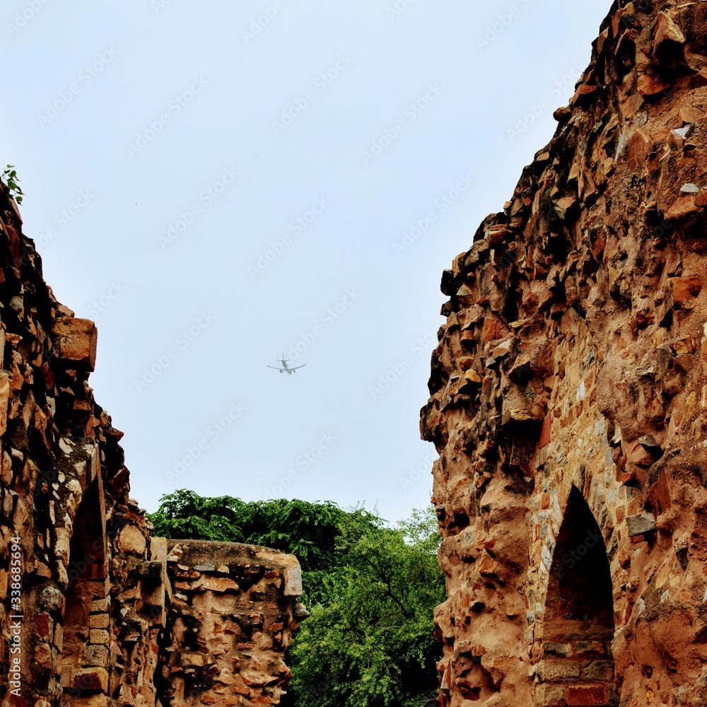 Stock-Foto „Inside the Qutub Minar Complex with antic ruins and inner ...