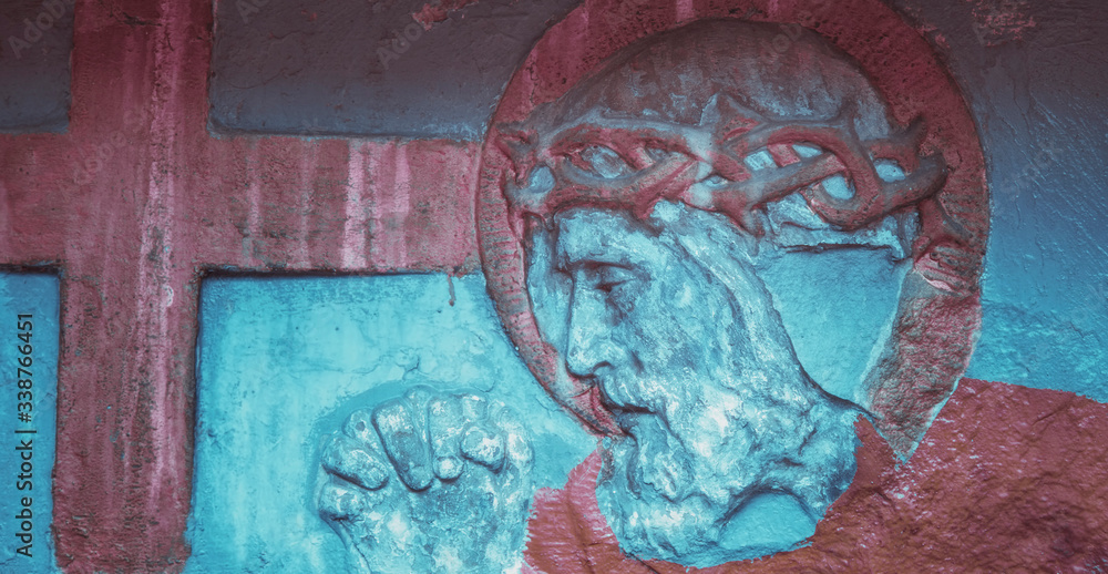 Foto de Stock Very ancient statue of Jesus Christ prays in the Garden ...