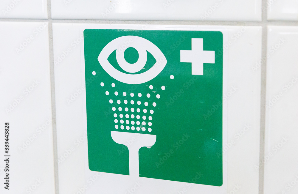 Hinweisschild für Augendusche/Augenspülung im Labor Stock Photo | Adobe ...