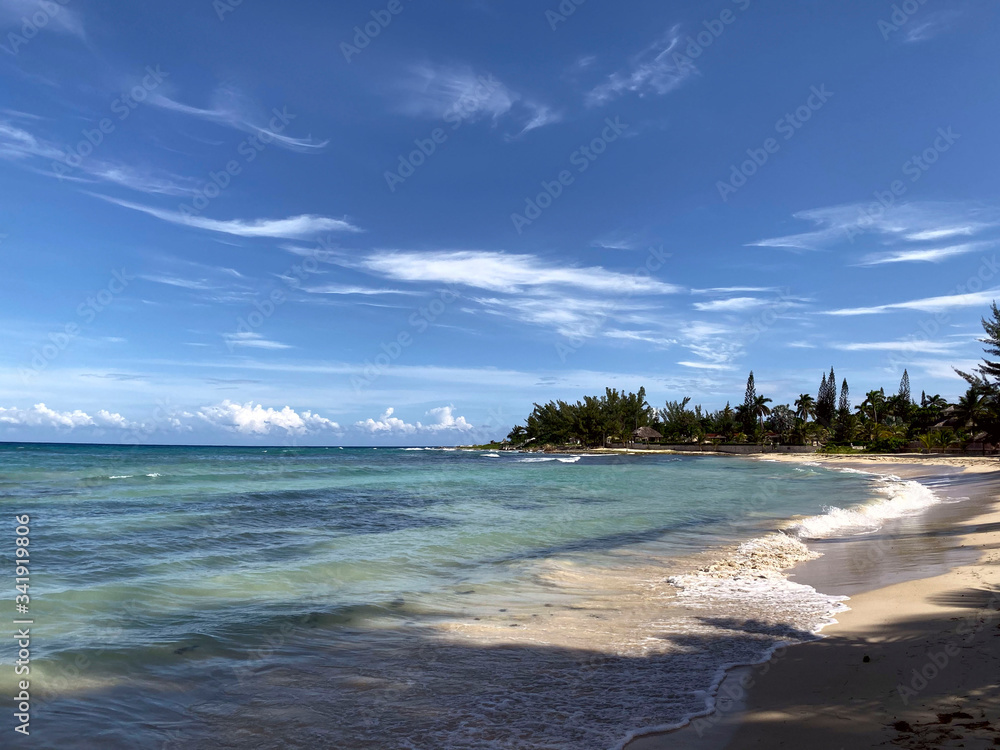 Beautiful landscape. Side view of the ocean coastline with tropical ...