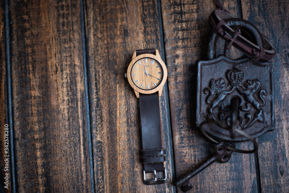 reloj con llaves y candado antiguo Stock Photo | Adobe Stock