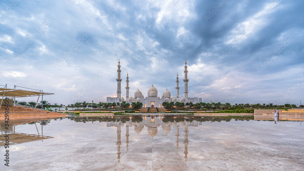 Sheikh Zayed Grand Mosque and Reflection in Fountain at Sunset - Abu ...