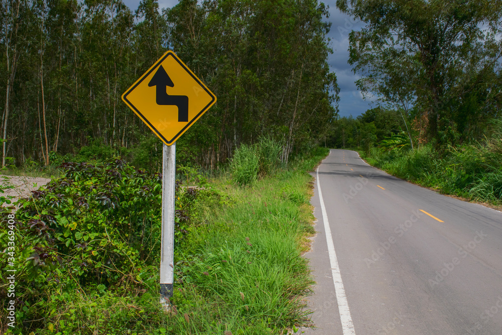 Foto de Stock Traffic alerts downhill slope. Reduce speed and use a ...