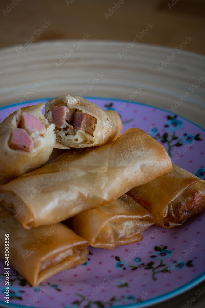 Foto Fried carbonara popiah spring roll, a crunchy snack popular in ...