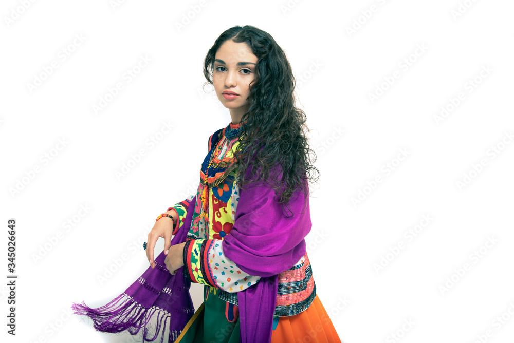 adolecente latina con cabello largo, vestido bordado, bailarina ...