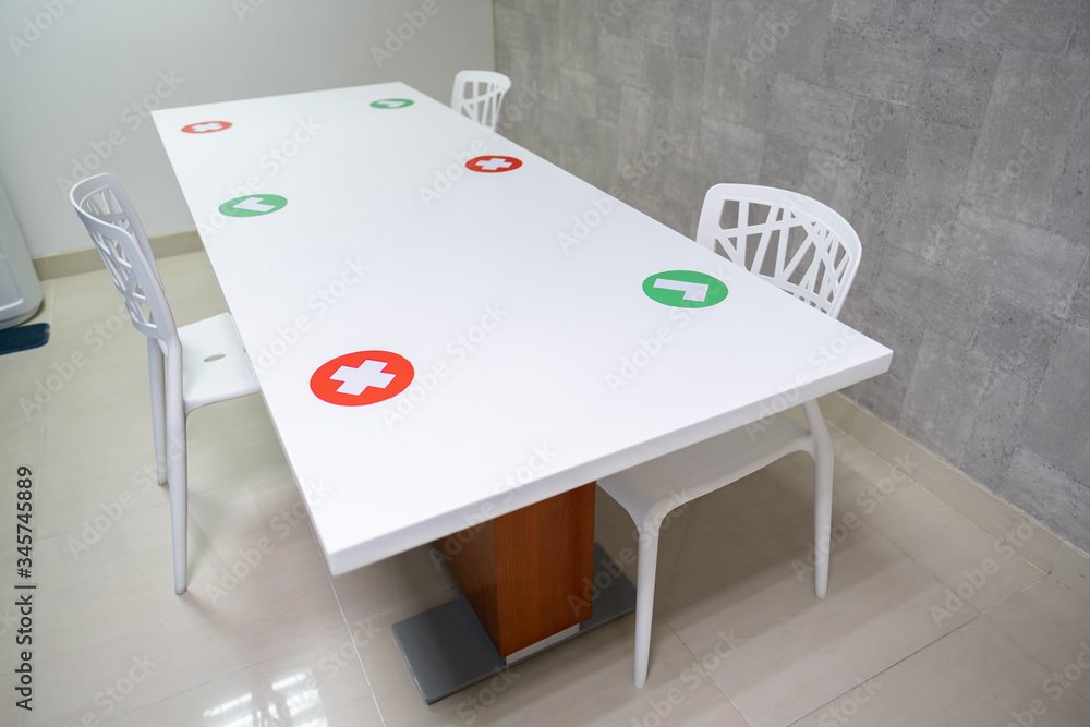 Foto A table in a pantry of an office which only allows 3 people to ...