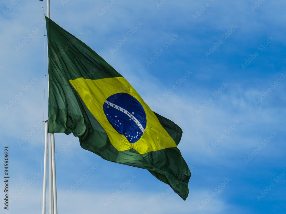 bandeira do brasil tremulando no ceu azul. Ordem e Progresso Stock ...