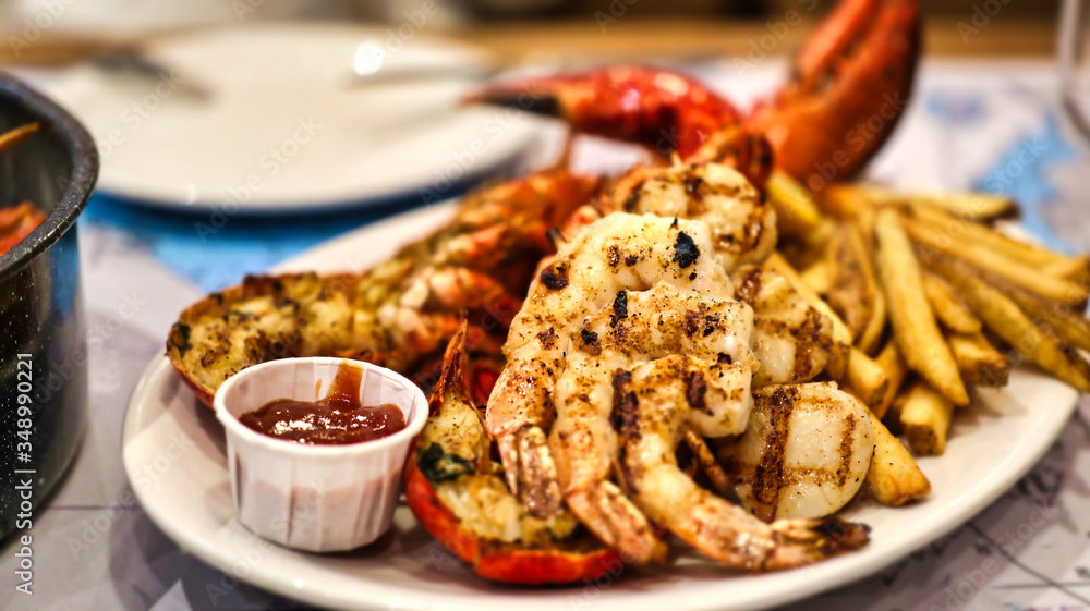 Fotografie fine dining luxurious crabs and lobster grilled meal with ...
