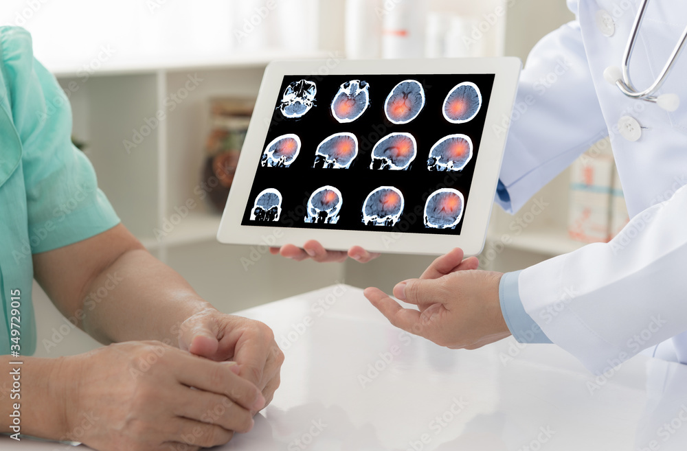 brain scan doctor and patient Stock Photo | Adobe Stock