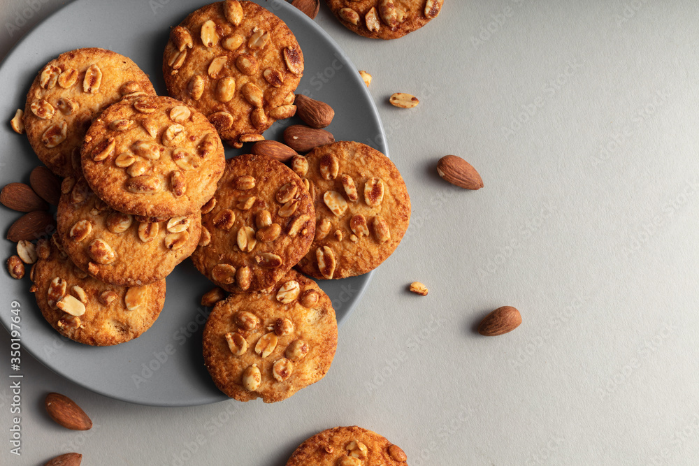 Biscuits on a plate top view. White background and copy space. Vkusnoe ...